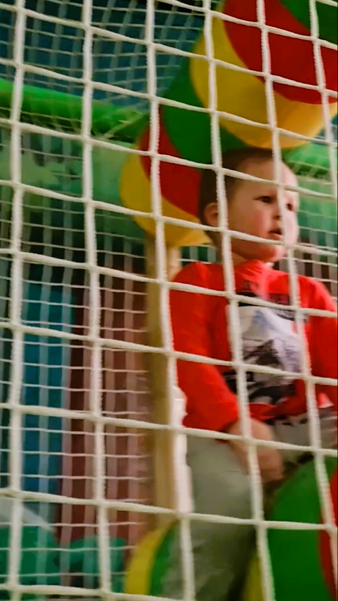 Ребенок спрятался в лабиринте на детской площадке