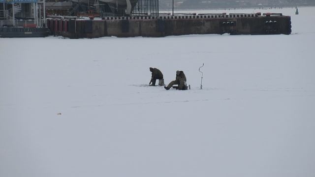 Рыбаков растаявший лёд не пугает. А если что, МЧС всегда рядом (смотреть до конца)