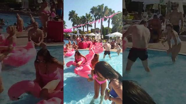 Девушки отдыхают на курорте