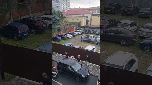 В Сочи сильный ливень, туристы бегут с моря 💧