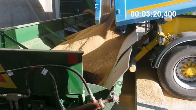 Перегрузка зерна в порту с помощью автомобильного перегрузчика МВА. Эстония