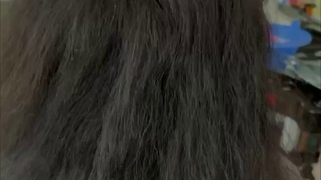 Окрашивание длинных волос и укладка волос, вдохновленное брюнетками с показов Victoria’s Secret.