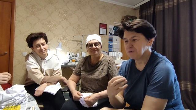 Зачем девочки пошли шить шапочки?