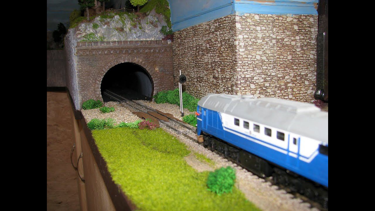 Дачный макет железной дороги. Замкнул первый круг рельс.