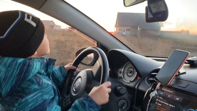 Подъезжаем к бабе с дедом в деревне. Дима за рулем