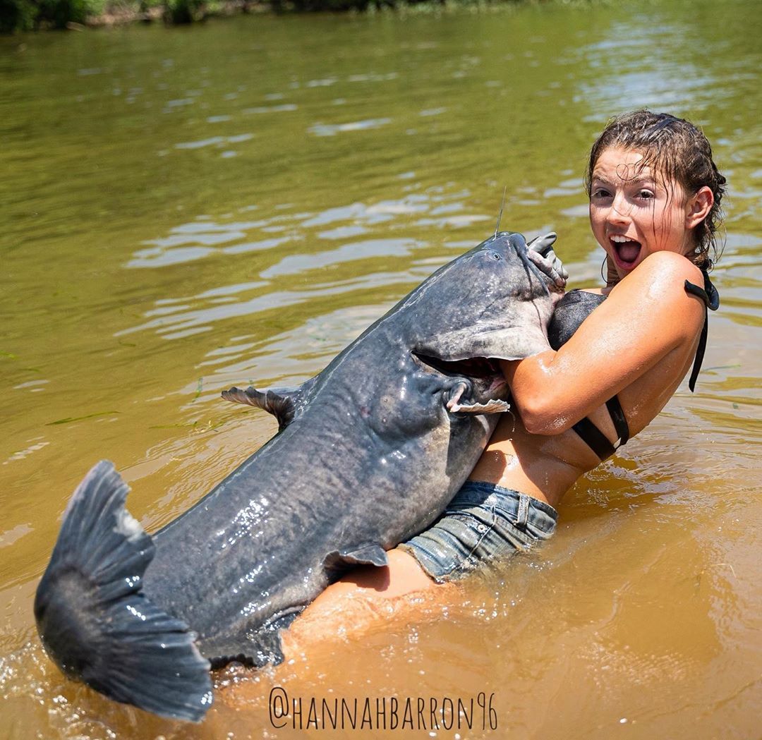 Девушка ловит сомов руками