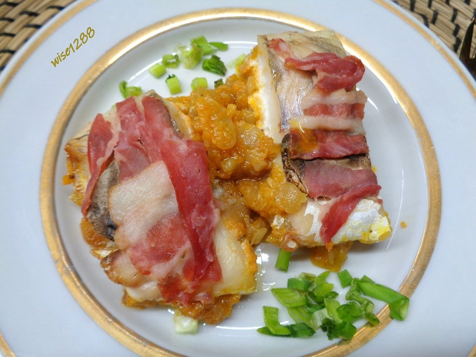 Филе судака, запеченное на овощной подушке, с беконом. Результат приятно удивит.