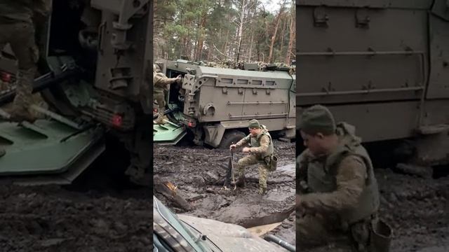 Утонувший в грязи турецкий бронеавтомобиль Kirpi и украинские солдат