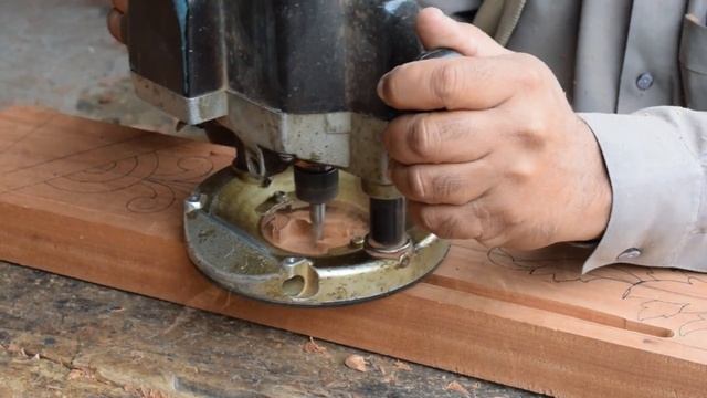 Невероятные навыки резьбы по дереву старого плотника  Создание красивого дизайна.