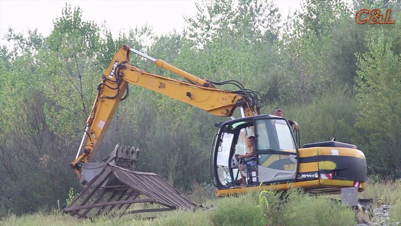 Работа башенного крана на строительной площадке Добыча песка и гальки для строительства.