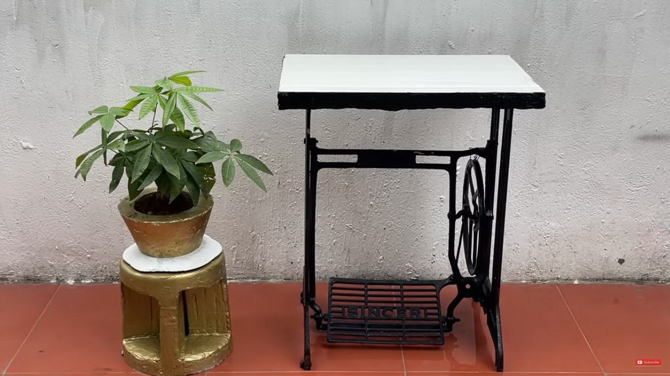 Столик и цветочный горшок из ножной швейной машинки