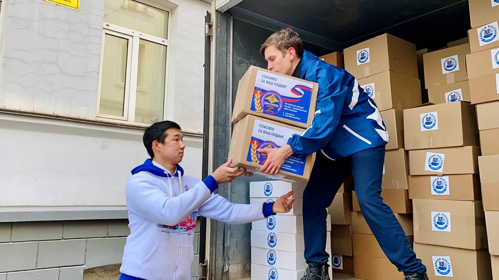 Единороссы ЦАО Москвы передали первые 500 новогодних посылок  на фронт в рамках акции #ПисьмоСолдату