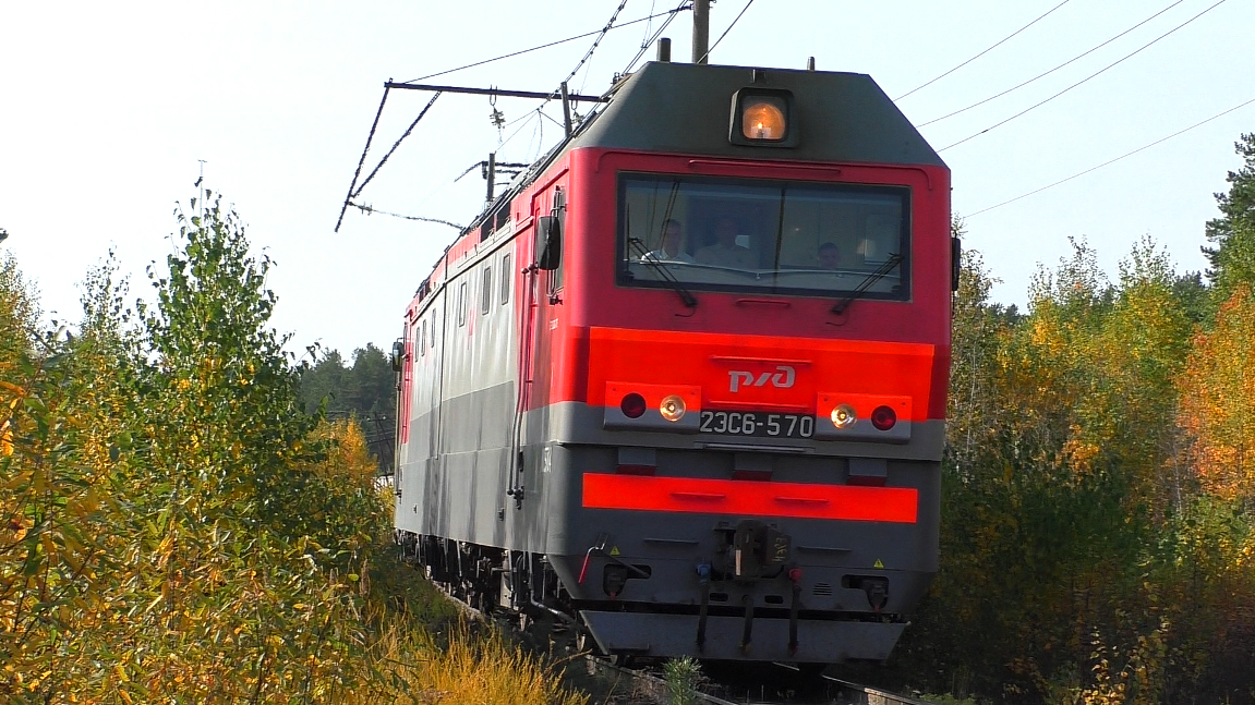 2ЭС6-570 "Синара" с грузовым поездом