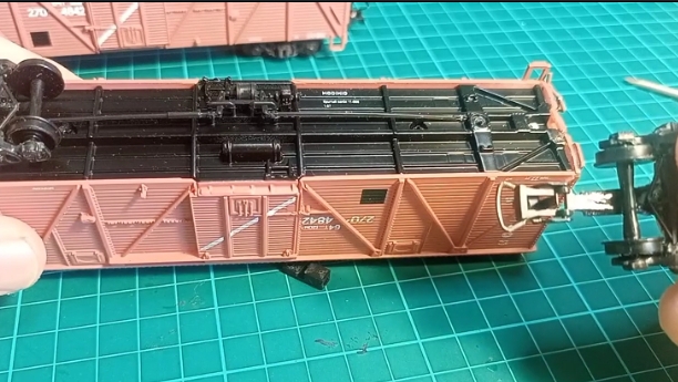 Модимио устанавливаю сцепки на вагоны.mp4