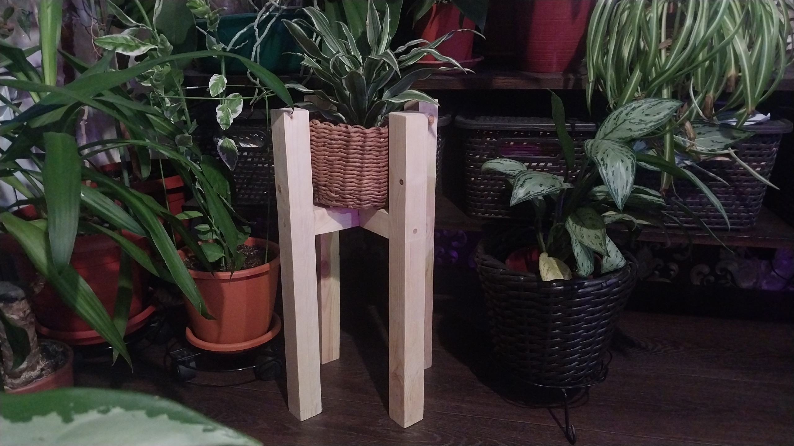 Подставка под цветы из дерева своими руками.