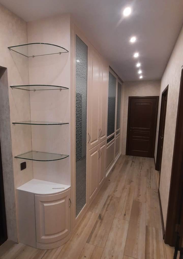 Встроенная прихожая на заказ с распашным и шкафом-купе