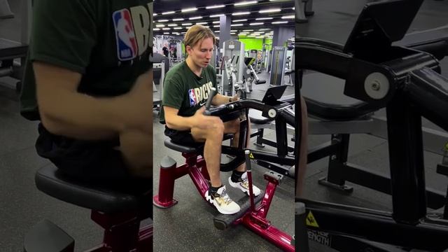 Подъем на носки сидя в тренажере