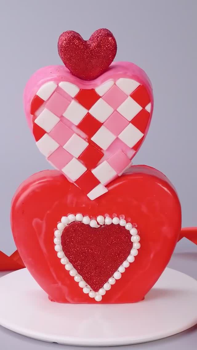 Праздничный торт пирамида из сердечек