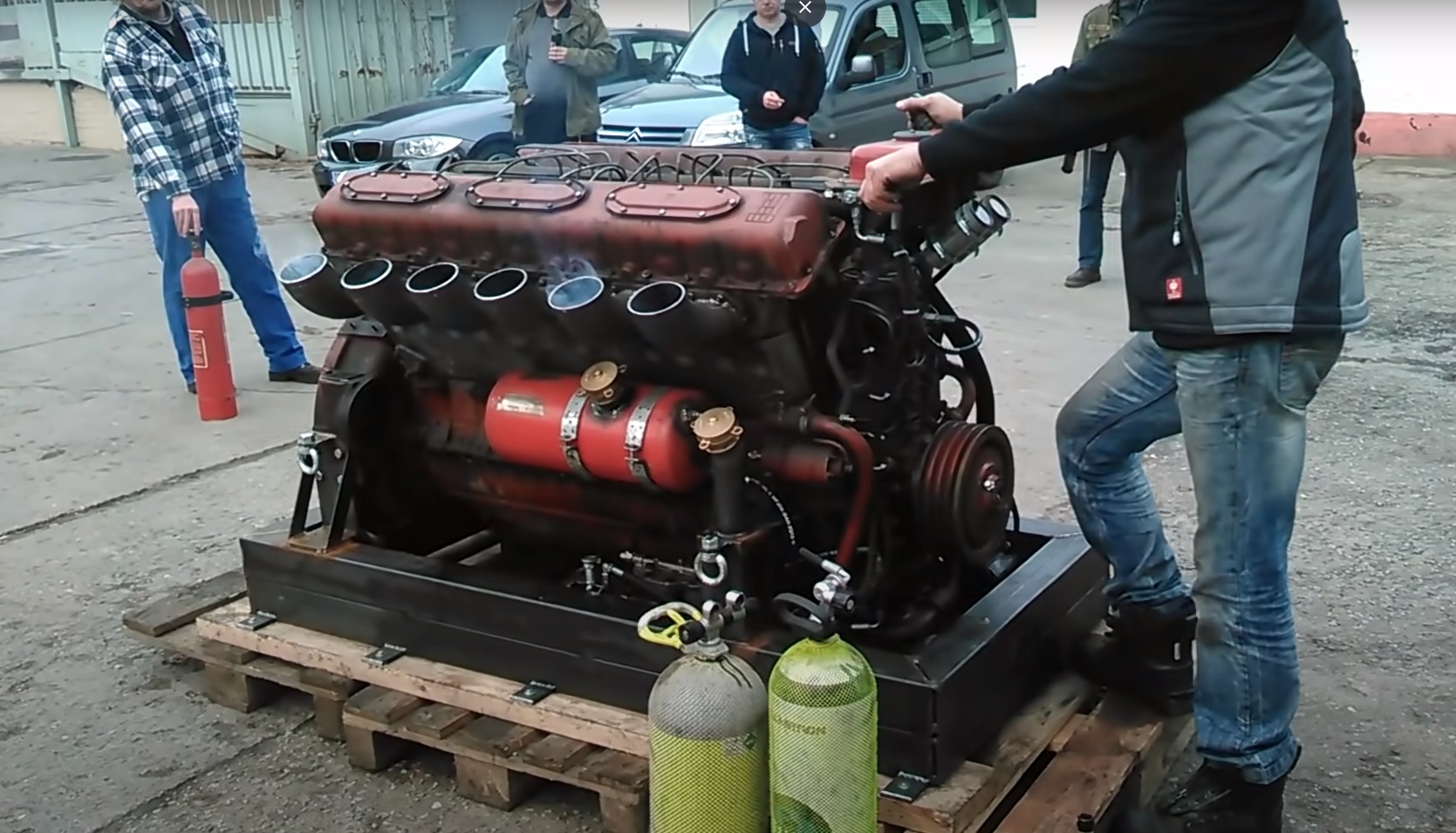 Запуск 39 литрового дизельного танкового двигателя V12