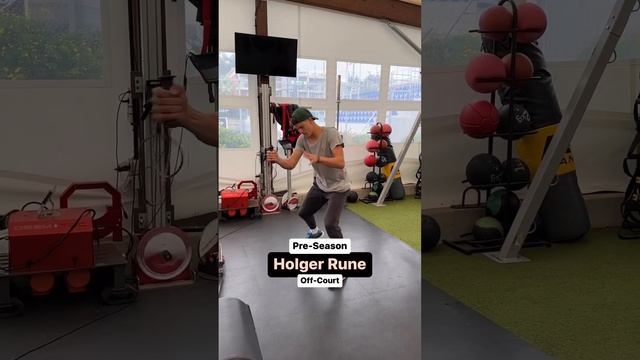 В.И.Иванов. Наблюдение за ведущими игроками. Хольге рун не теряет время на корте.