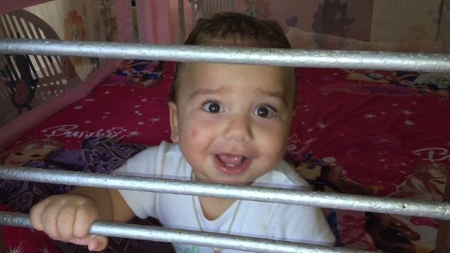 Мужичок за клеткой