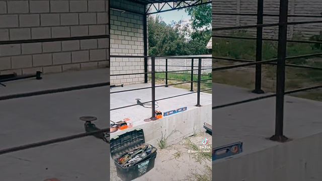 Навес из металлочерепицы с перильным ограждением на террасе