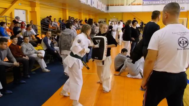 Лебедева Елизавета разогревается перед тем как взять 1 место на СЗФО