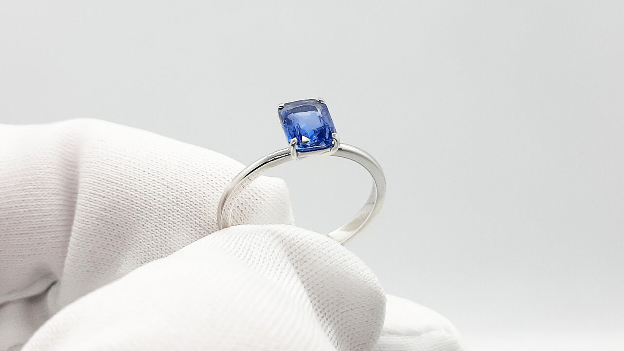 Кольцо с сапфиром из белого золота