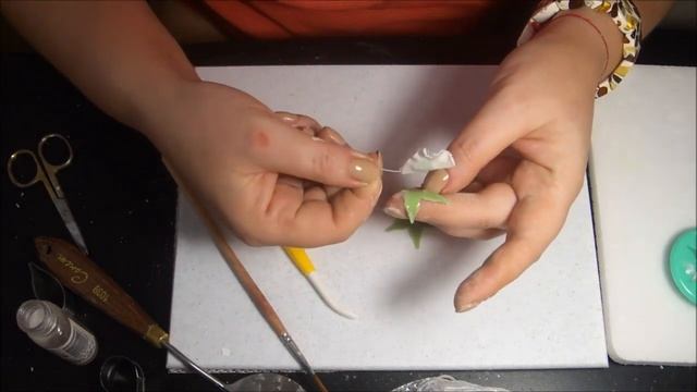 Как сделать душистый горошек из мастики. Gumpaste flowers. Making a Gumpaste Bin