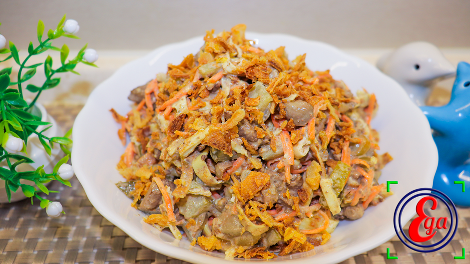 Сытный салат из куриной печени с яичными блинчиками
