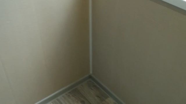 Обшиваем лоджию пластиковыми панелями Лен фисташковый. Интересная ниша под подоконником.