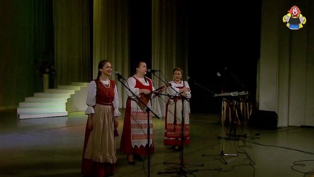 "ОЙ, ЗАИГРАЛА БАЛАЛАЙКА", поёт ансамбль "ПТАШИЦА" на концерте в гостях у "Митрофановны".