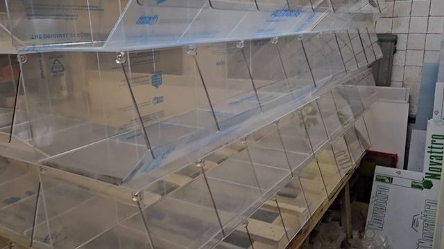 Диспенсер из оргстекла. Торговые витрины, ячейки и накопители для товаров. Производство опт, розница