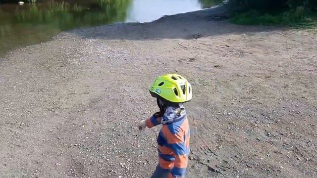 Сын на беговеле, я бегом за ним)