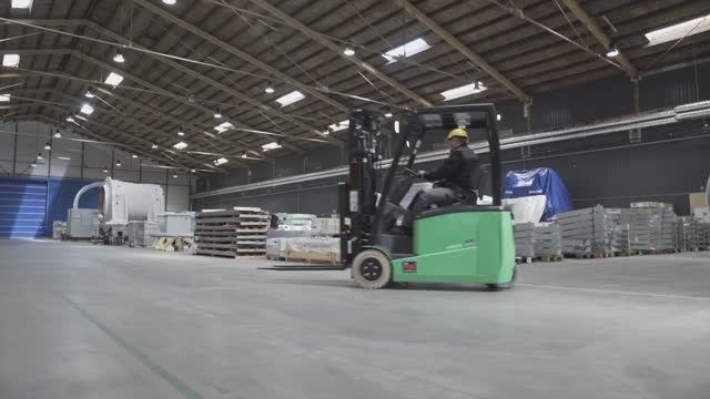 Mitsubishi EDiA EM - трехопорный электропогрузчик