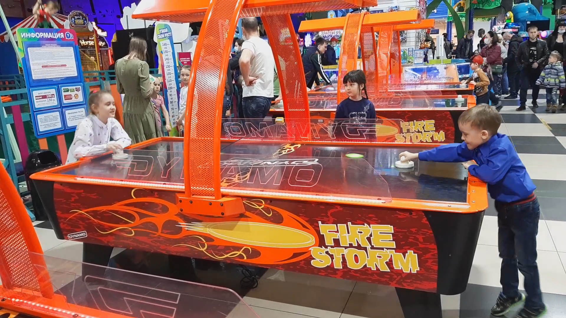 5-летний МАЛЫШ впервые играет в АЭРОХОККЕЙ