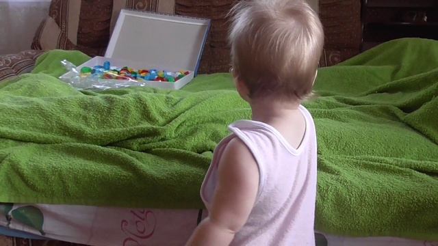 Алиса играет с мозайкой