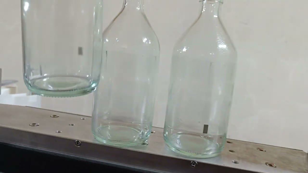 Наклеивание этикетки на бутылку - EtiKon.ru