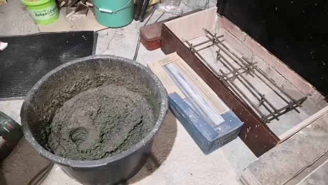 Замес раствора. Заливка опалубки ступени.