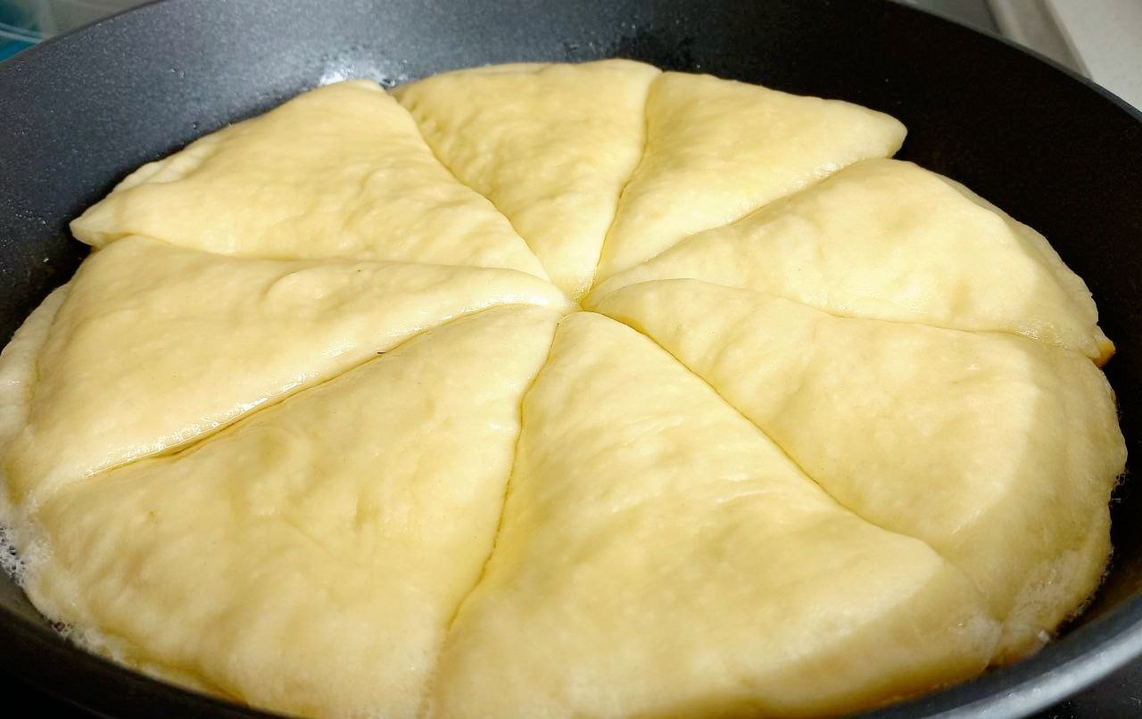 ЛЕНИВЫЕ ЛЕПЕШКИ НА КЕФИРЕ С ТВОРОГОМ ЗА 10 МИНУТ НА СКОВОРОДЕ К ЗАВТРАКУ