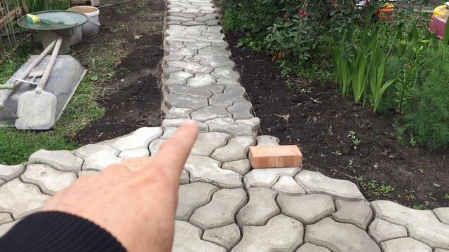 Садовая тропинка на даче из формы