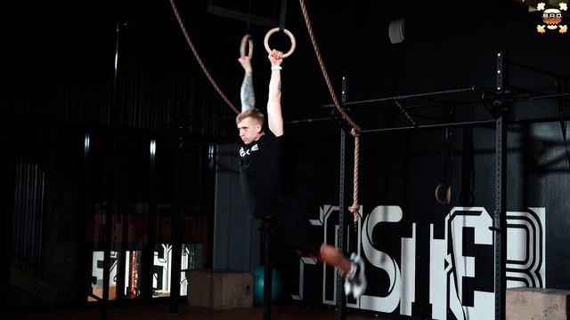 Короткие раскачивания в кольцах