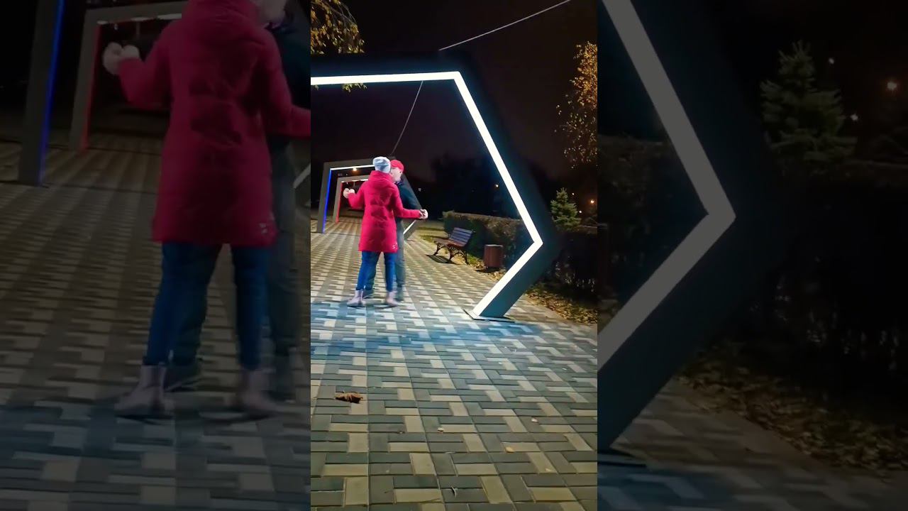 На Перекрëстке с осенью.../At the intersection with autumn.. two lovers