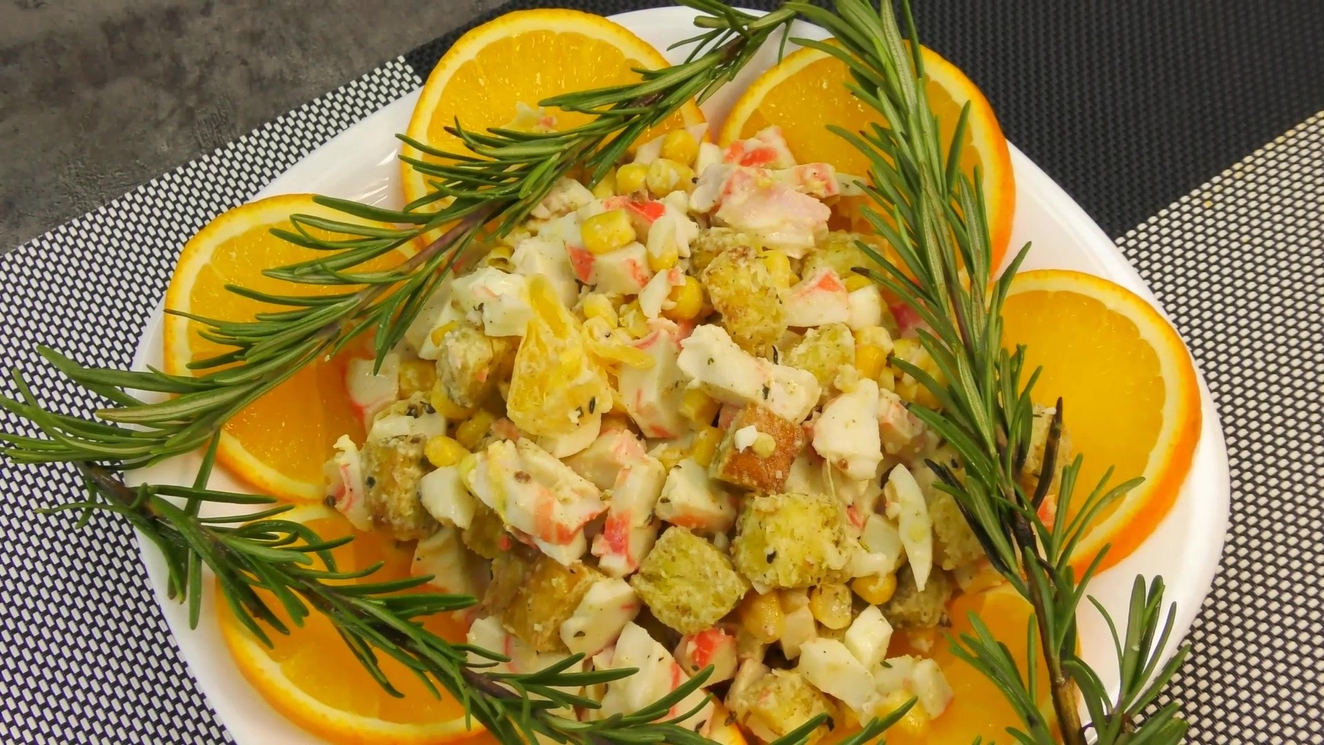 Крабовое мясо с апельсинами - салатик выразительный!)).mp4