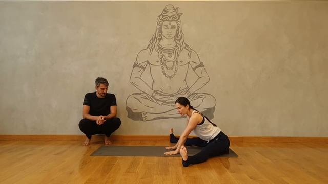 Упавиштха Конасана. Наклон с ногами в сторону. Как выполнить безопасно