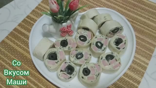 Заворачиваю начинку в лаваш и быстрая закуска на праздничный стол готова. Рулетики из лаваша рецепт