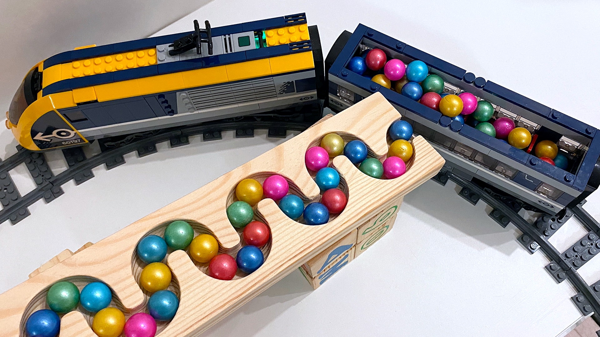 ПОЕЗДА для детей - Поезд и горка для шариков -  Детский канал про поезда игрушки и шарики марблс