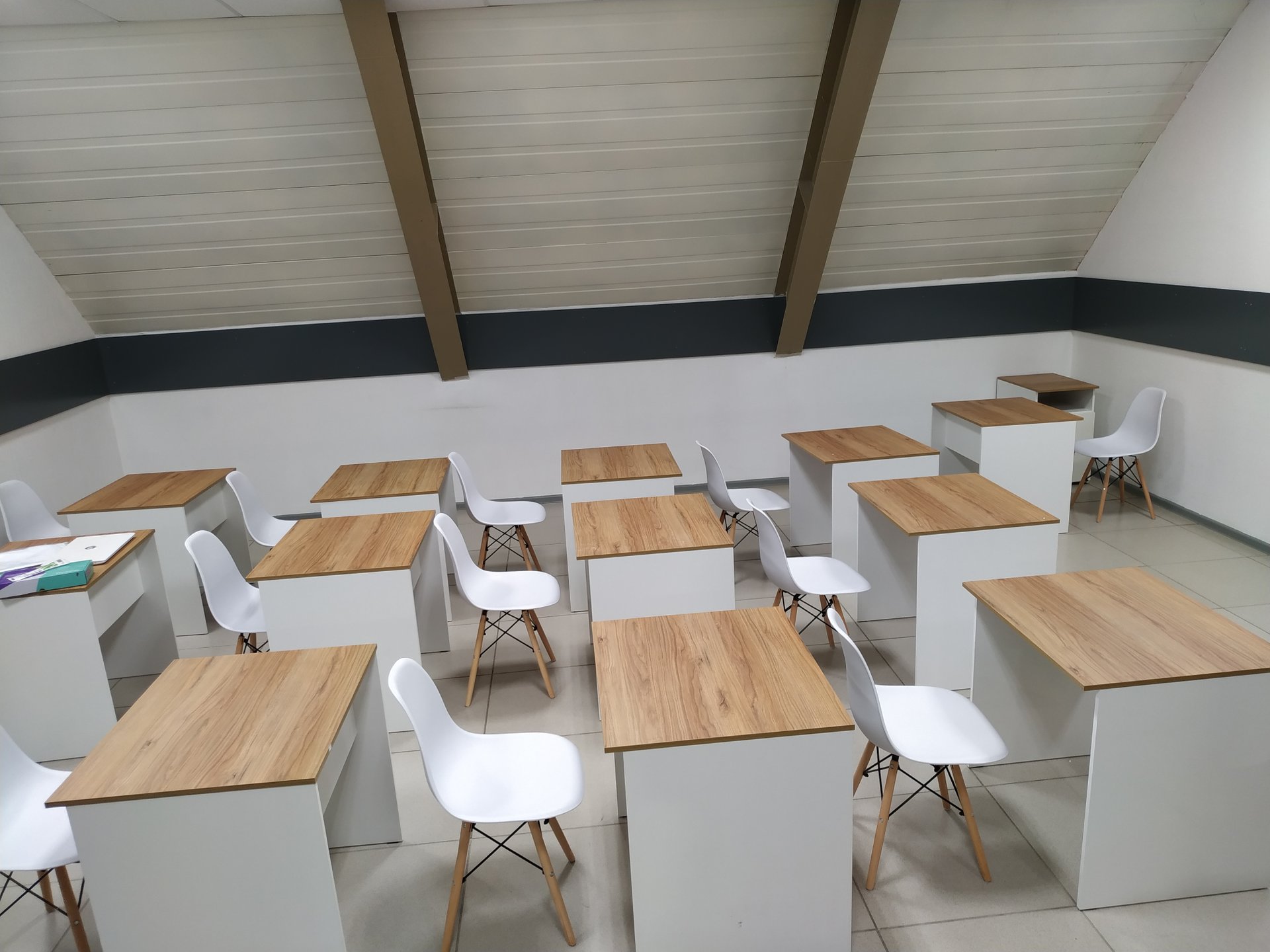 Сборка столов (Е7Е ) в образовательном центре