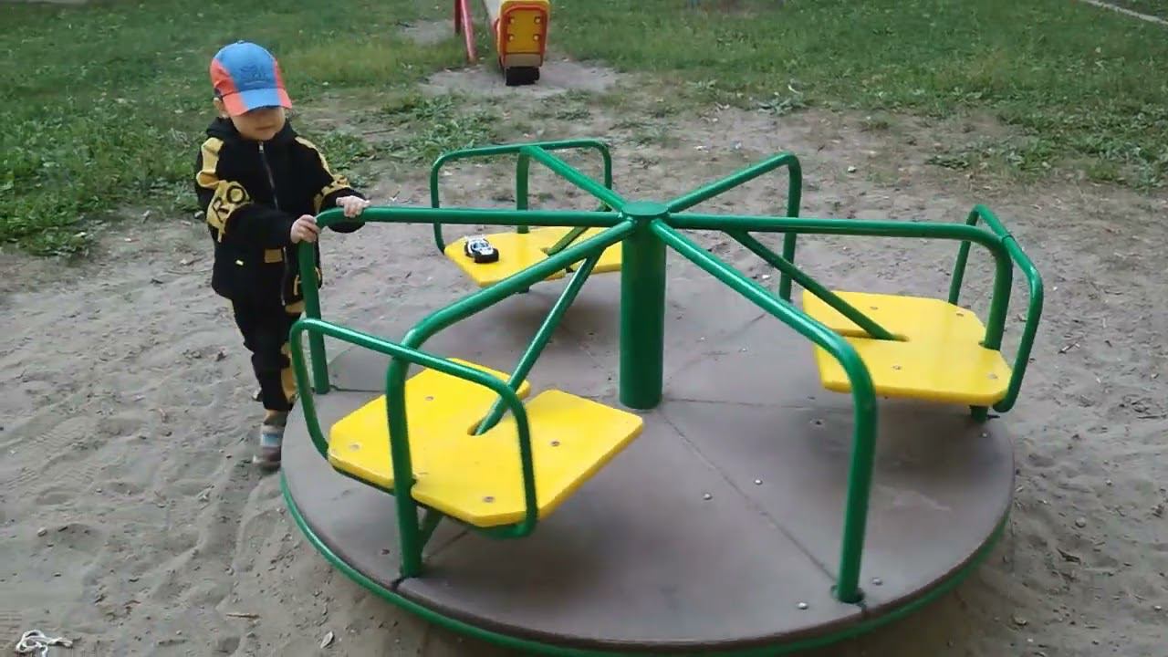 Маленький Лёва - гуляем.