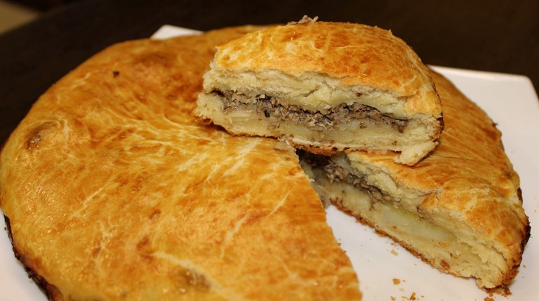 Пирог с рыбными консервами на дрожжевом тесте.